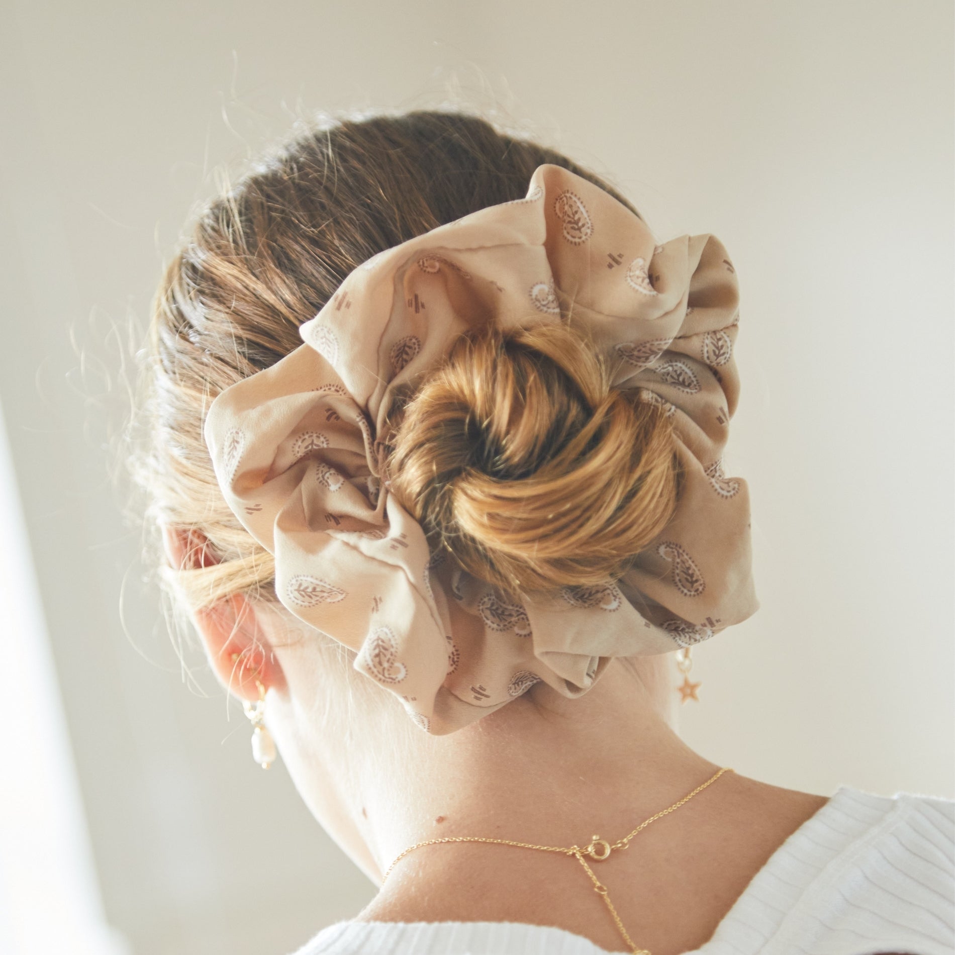 Scrunchie Retro Print Nude – SOPHIE CROWN